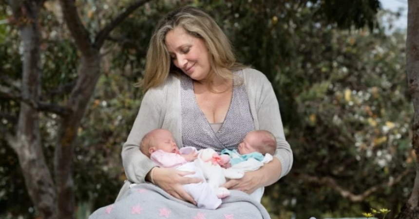 Потратила 4 млн, чтобы стать мамой. Как 50-летняя женщина родила близнецов